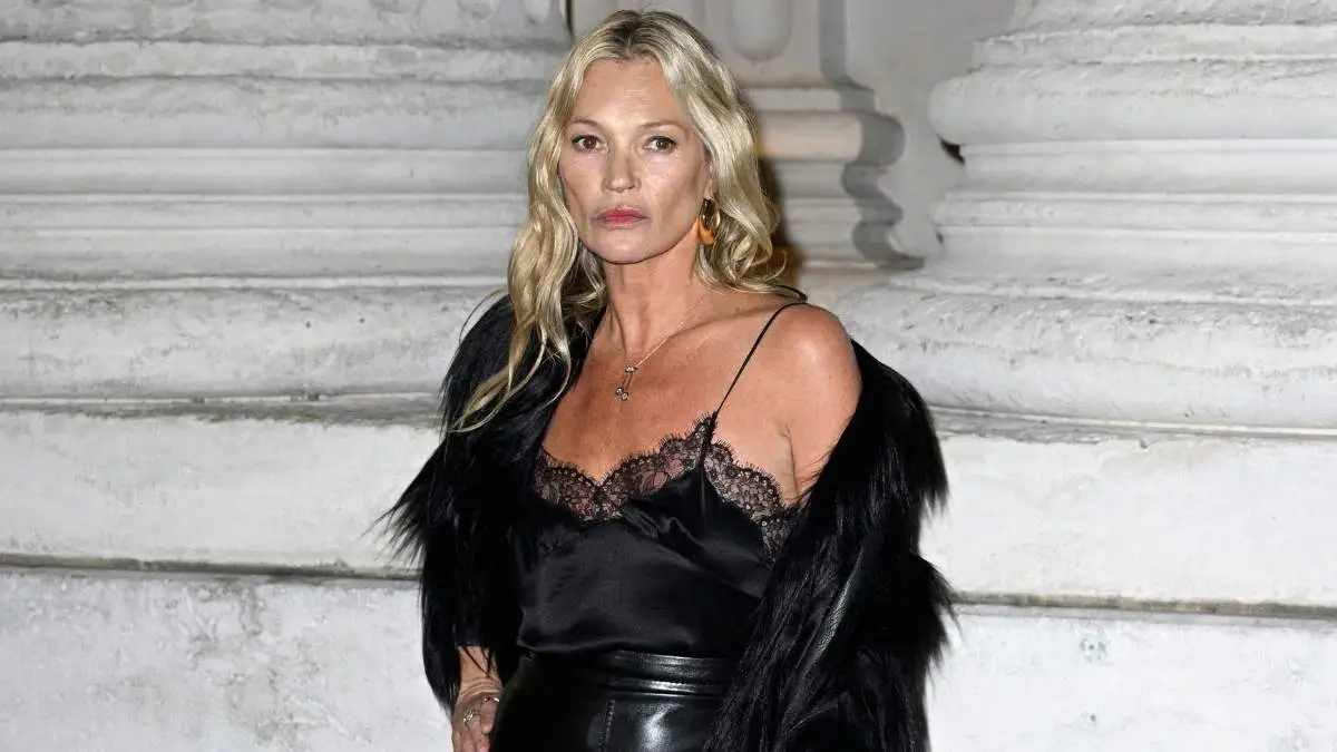 Kate Moss’ High Skirt Slit Steals the Spotlight at Paris Fashion Week ...