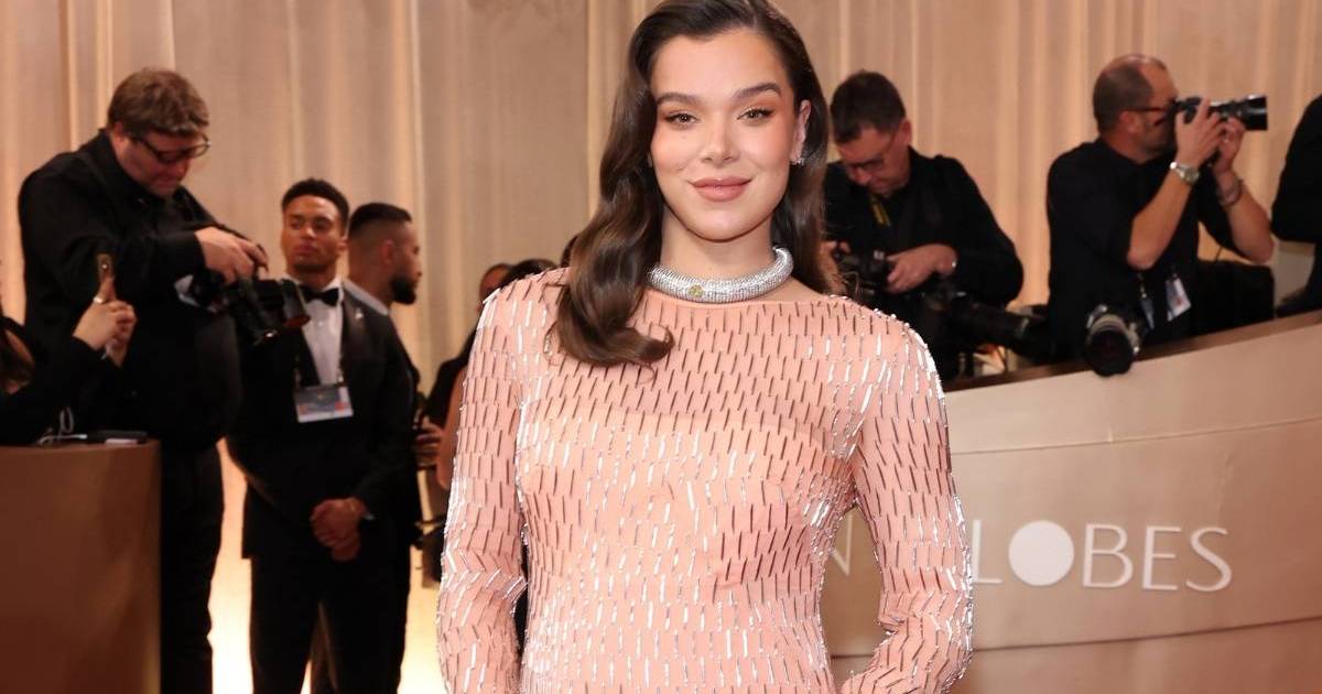 Pregnant Hailee Steinfeld’s Golden Globes Dress Had Josh Allen Drooling ...