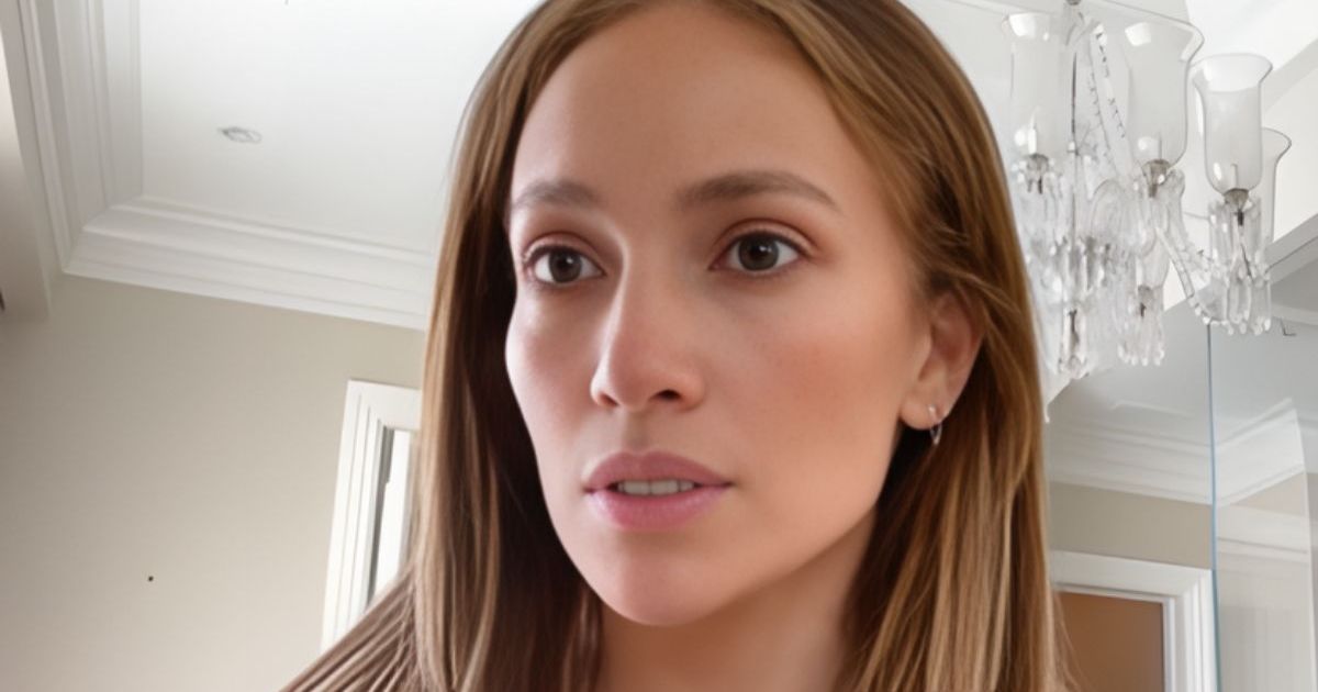 Jennifer Lopez Rings in Her 'Happy Era' in Stringy Bra Top & Leggings ...