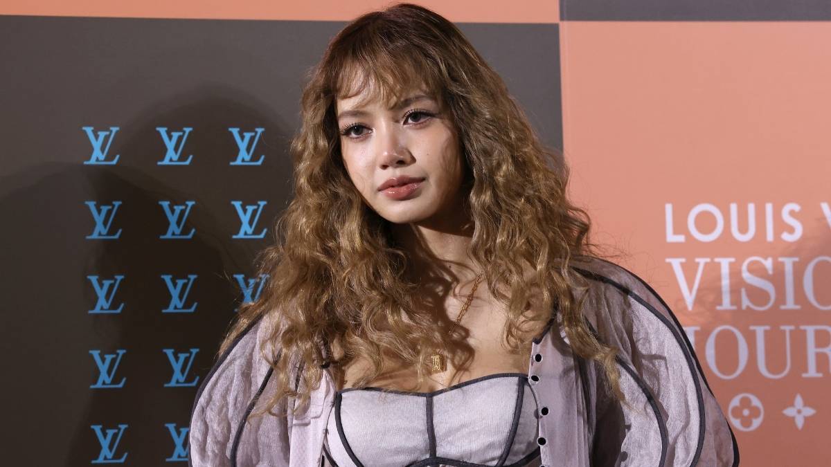 BLACKPINK Lisa’s Mini Shorts Make Waves in New Photos - Mandatory