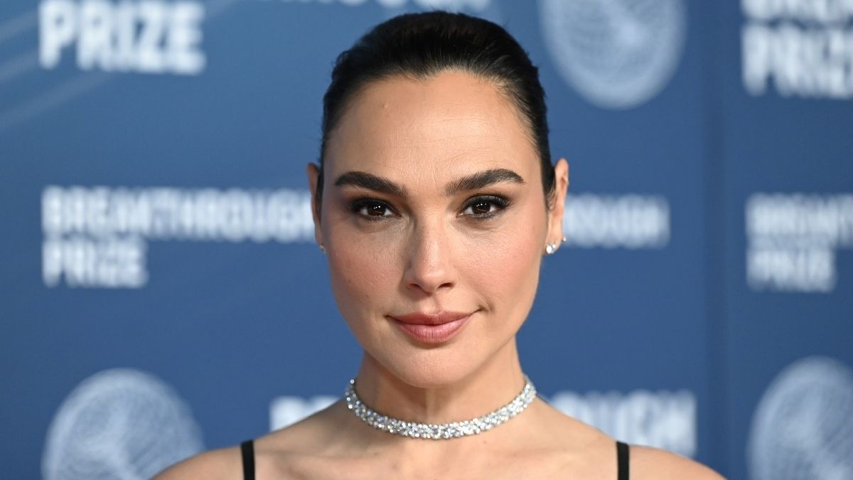 Gal Gadot's Selfie in Black Bikini Is Unmissable - Mandatory