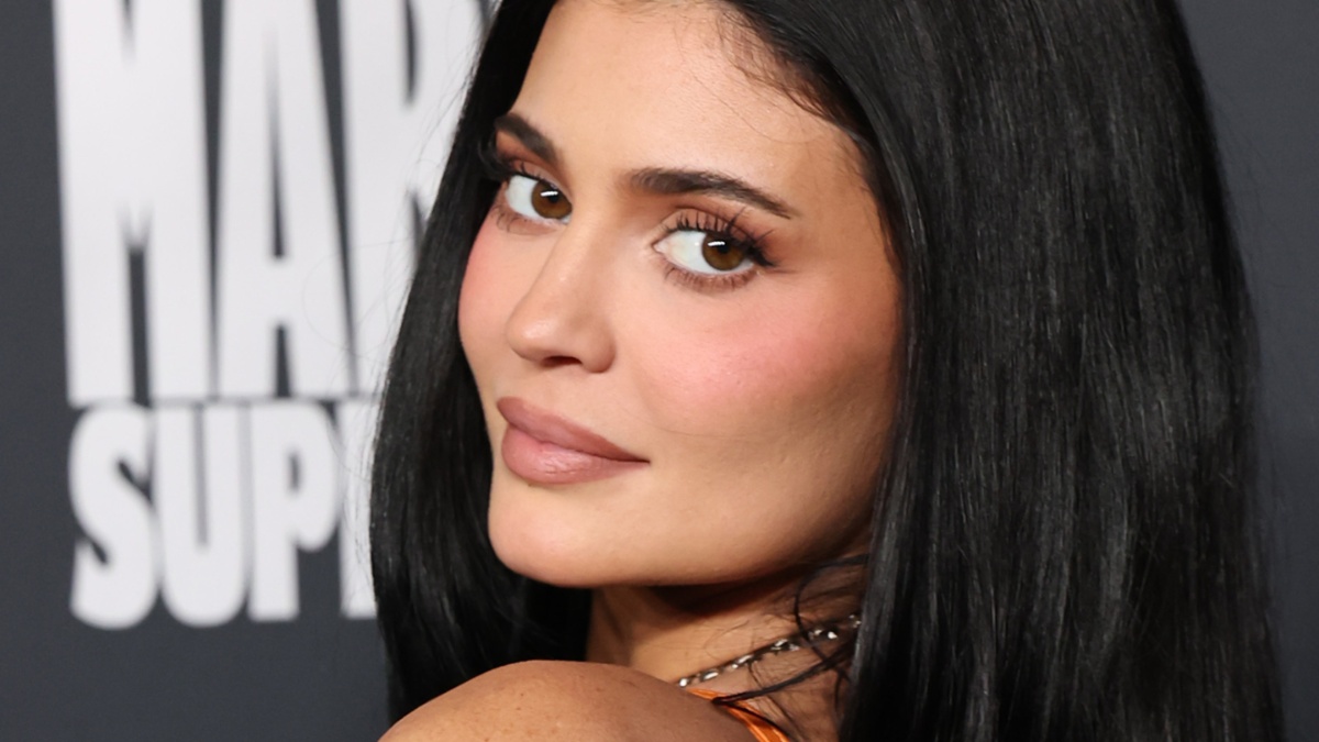 Kylie Jenner Wows in Black Bikini Look - Mandatory