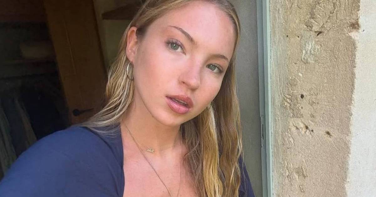 Lila Moss’ Micro Miniskirt Is Ridiculously Tiny in Bikini Top Photo ...