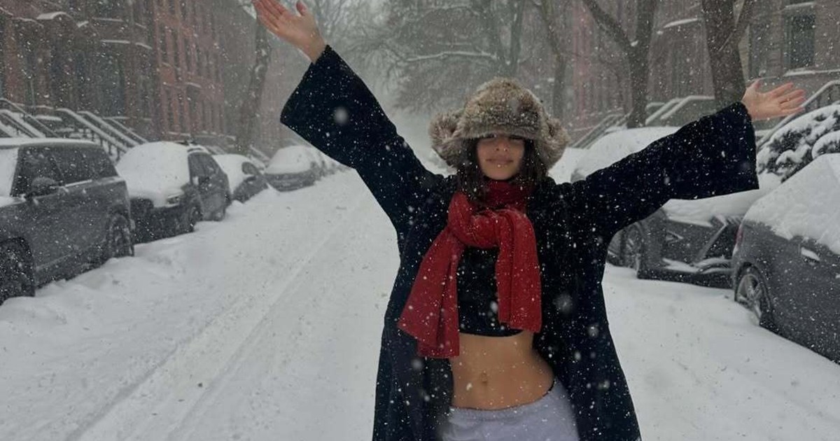 Emily Ratajkowski's Snowy Photos Are a Masterclass in Styling Crop Top ...
