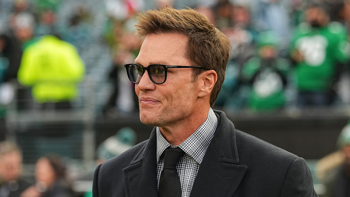 Tom Brady Goes ‘Professor Mode’ on Ball Throwing During NFL Game ...