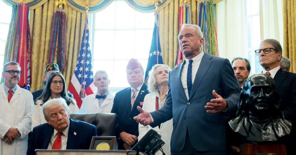 Donald Trump Seemingly Ignores RFK Jr.'s Handshake in Awkward Moment ...