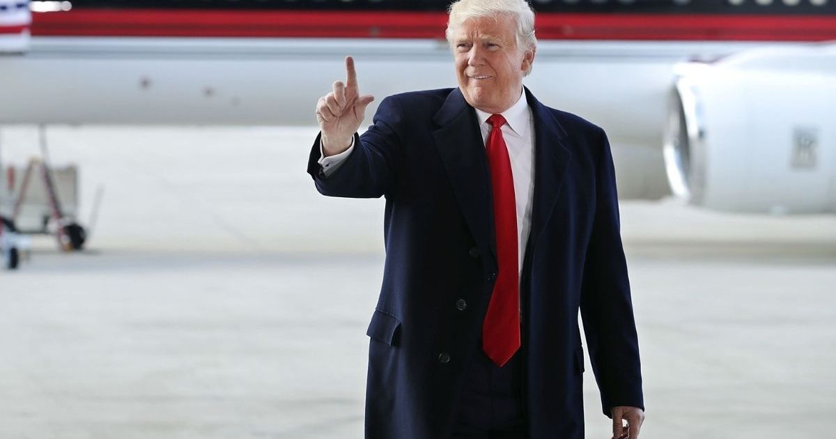 Donald Trump Reportedly Repainting Air Force One to Match His Preferred ...