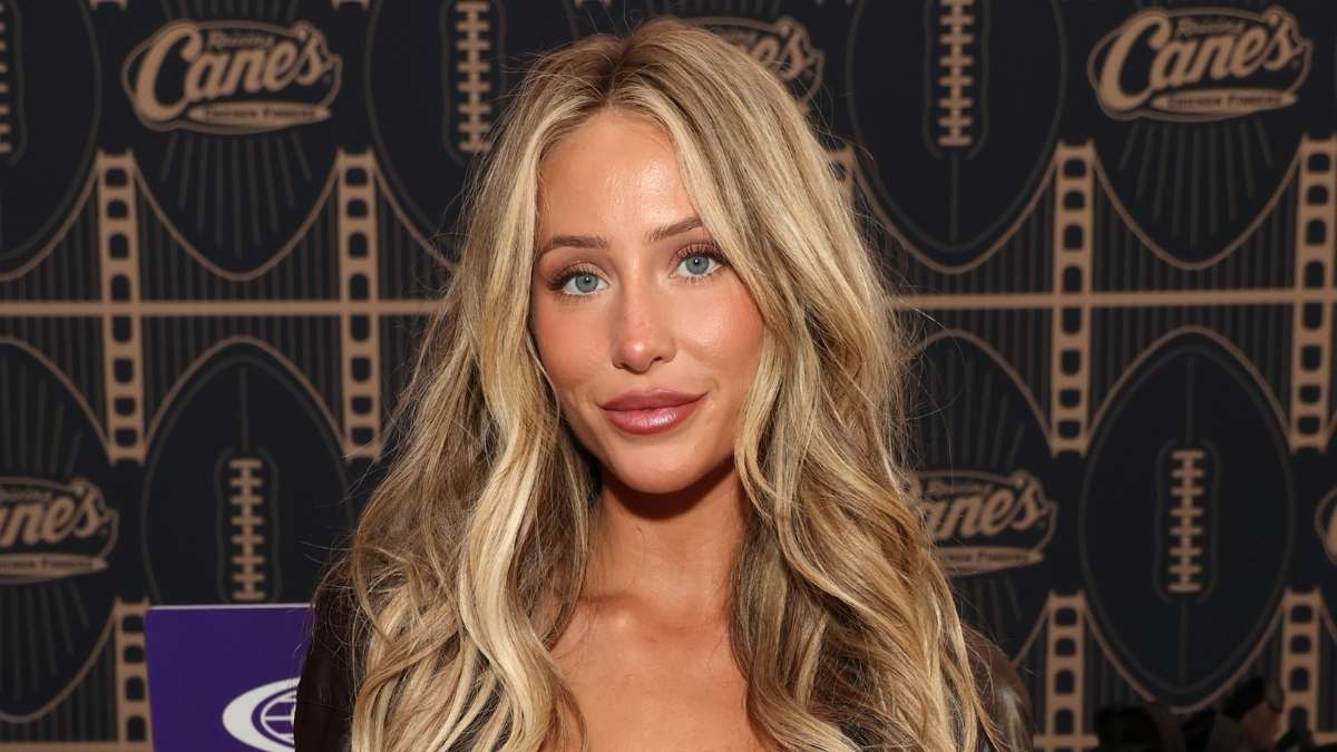 Alix Earle Blends Bold & Cozy in New Selfies Amid Rumors - Mandatory