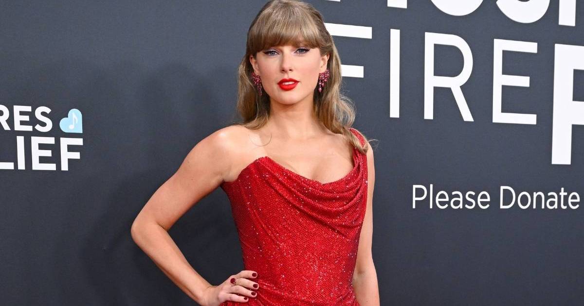 Taylor Swift Turns Heads in Outfit With Bold Neck for Grammys After ...