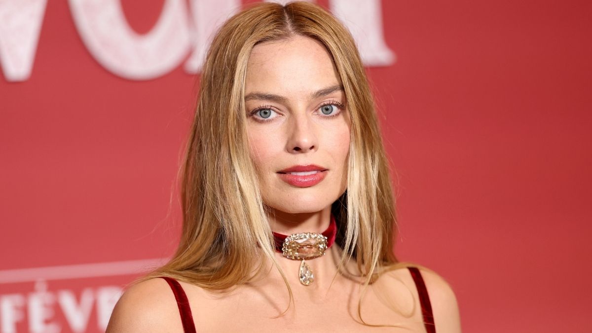 Margot Robbie Styles Micro Minidress With Chic Valentino Bag - Mandatory