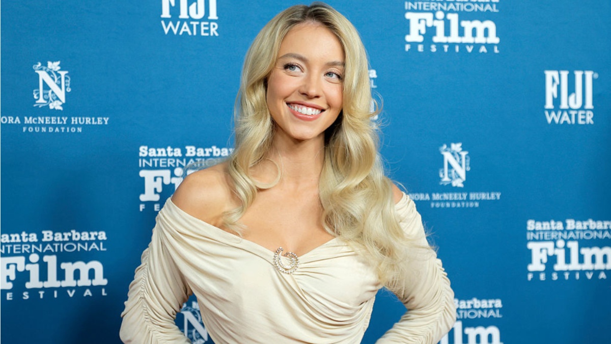 Sydney Sweeney's Bold Pose in a Chair Steals the Show for Syrn Campaign ...