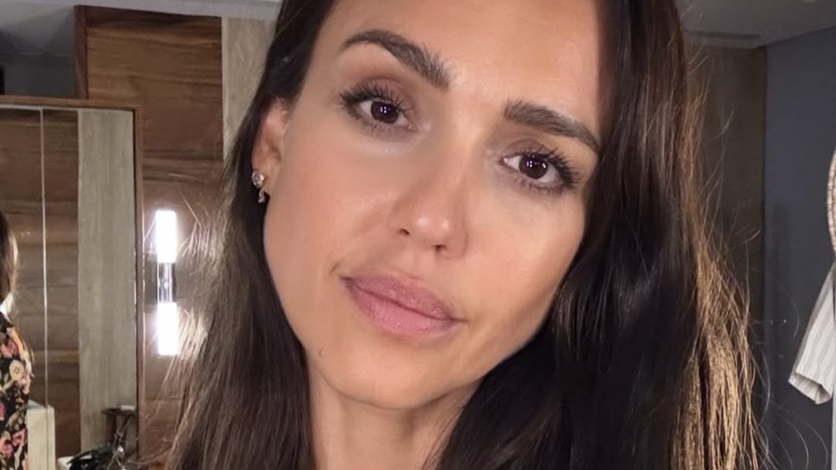 Jessica Alba’s Tank Top Photo Comes After Her Beachy PDA Moments ...