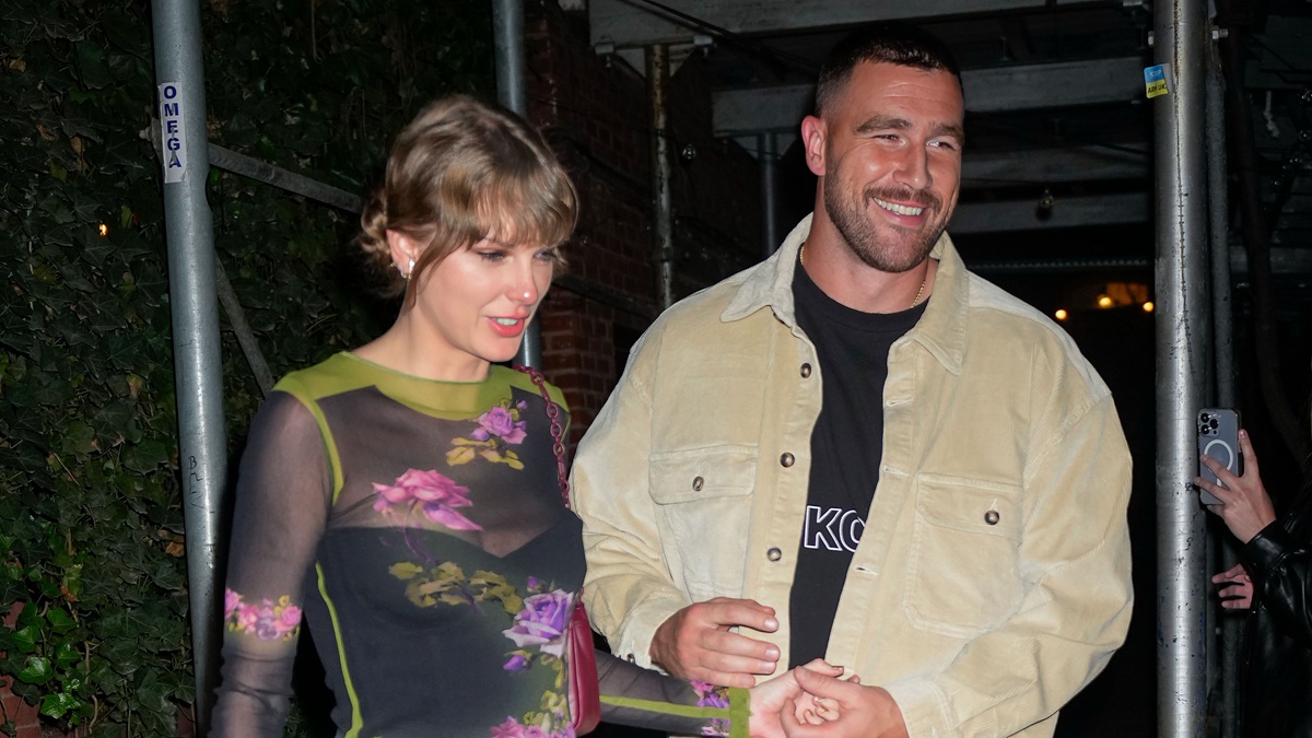 Travis Kelce Allegedly 'Quietly Tolerated' Ryan Reynolds For Taylor ...