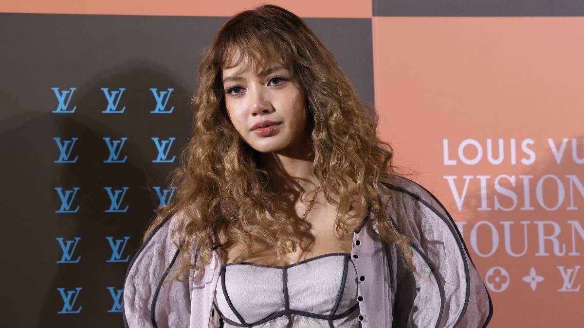 BLACKPINK’s Lisa Goes Backless in Mini Dress for Shiseido Appearance ...