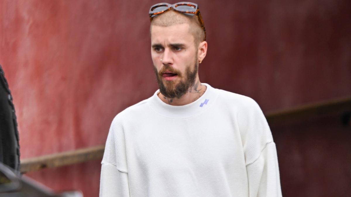 Justin Bieber Hits Paparazzi With Water Bottle in Viral Clip - Mandatory