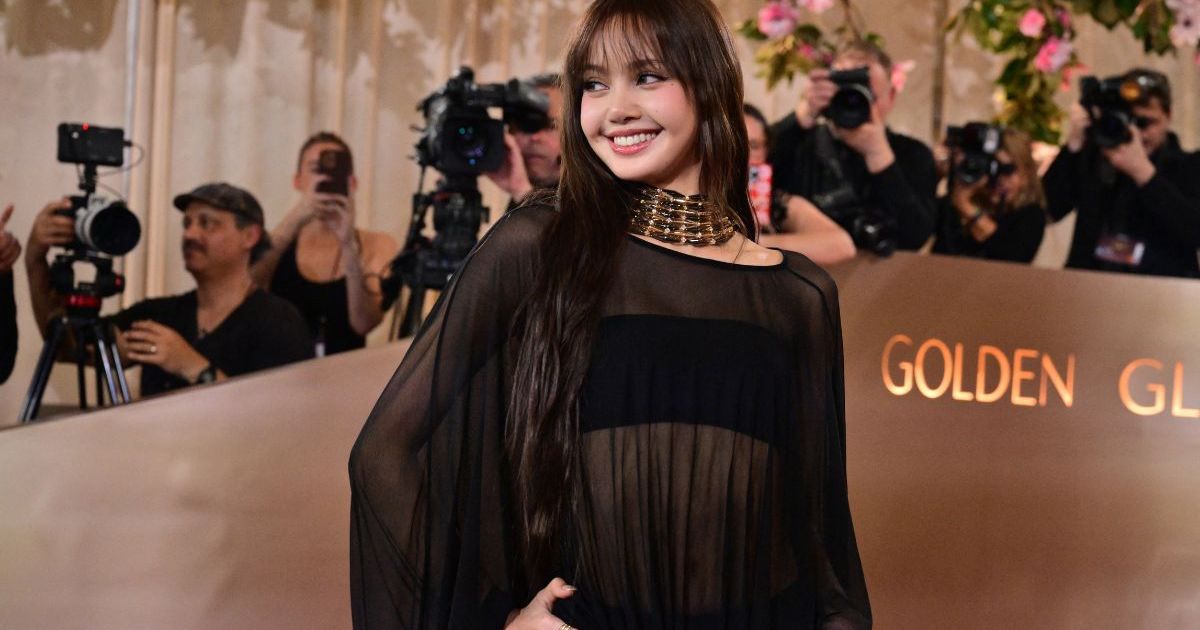 BLACKPINK’s Lisa Daring Bikini Pose Makes Waves in New Photos From Bali ...