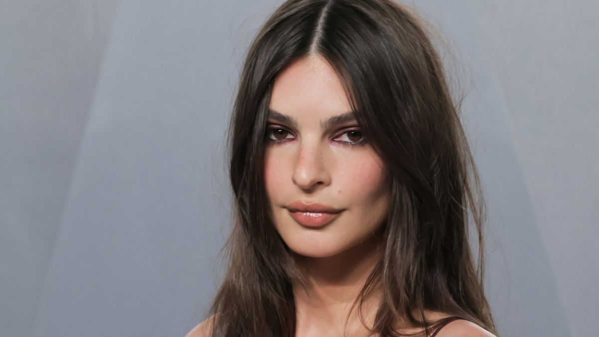 Emily Ratajkowski Goes Bold in Bathrobe-Only Photo for Latest Post ...
