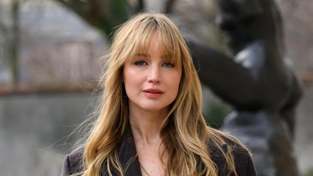 Jennifer Lawrence Is Unrecognizable in Plunging Jumpsuit for NYC Outing ...
