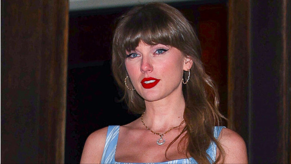 Taylor Swift Finds This Fan Behavior a 'Little Bit Weird' - Mandatory