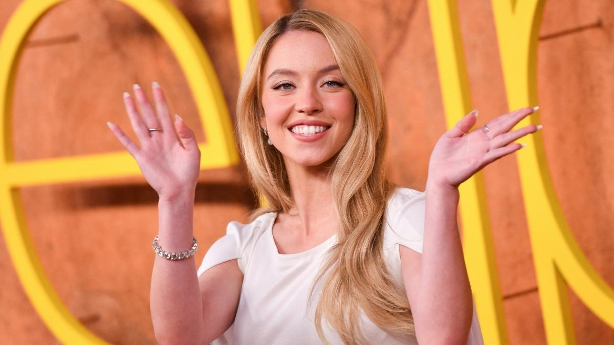 Sydney Sweeney's Wardrobe Malfunction in Euphoria S3 Was 'Intentional ...