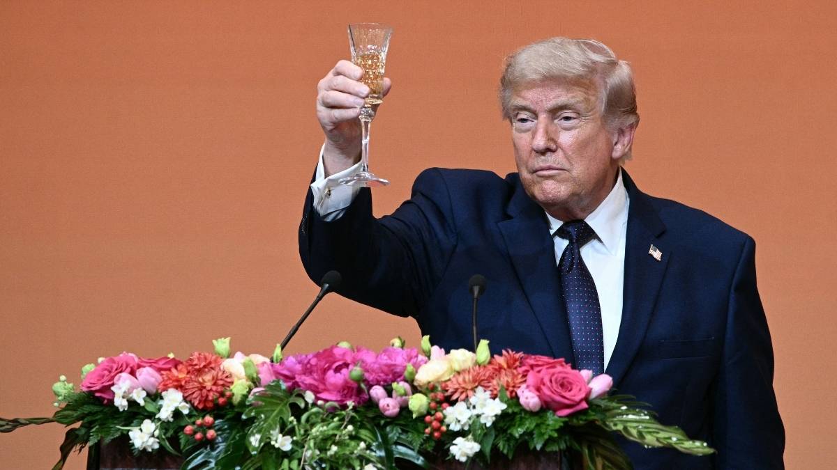 Donald Trump's Makeup Covered Bruised Hand Makes Appearance Alongside ...