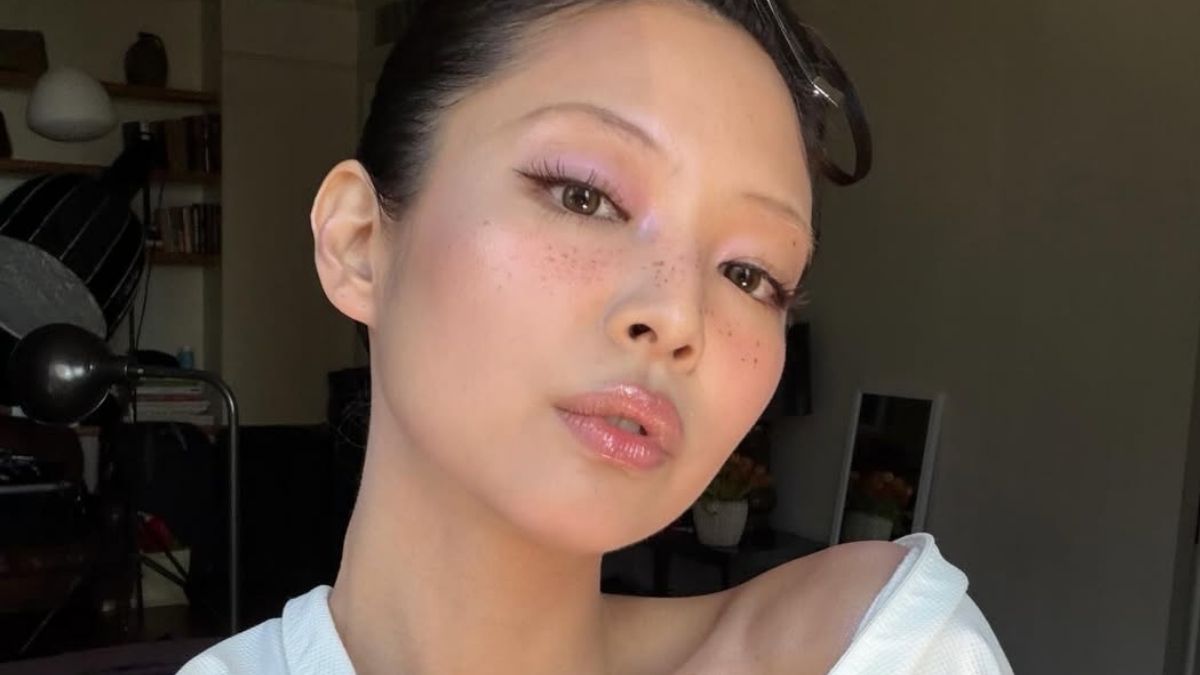 BLACKPINK’s Jennie’s Barely-Tied Bathrobe Has the Internet Completely ...
