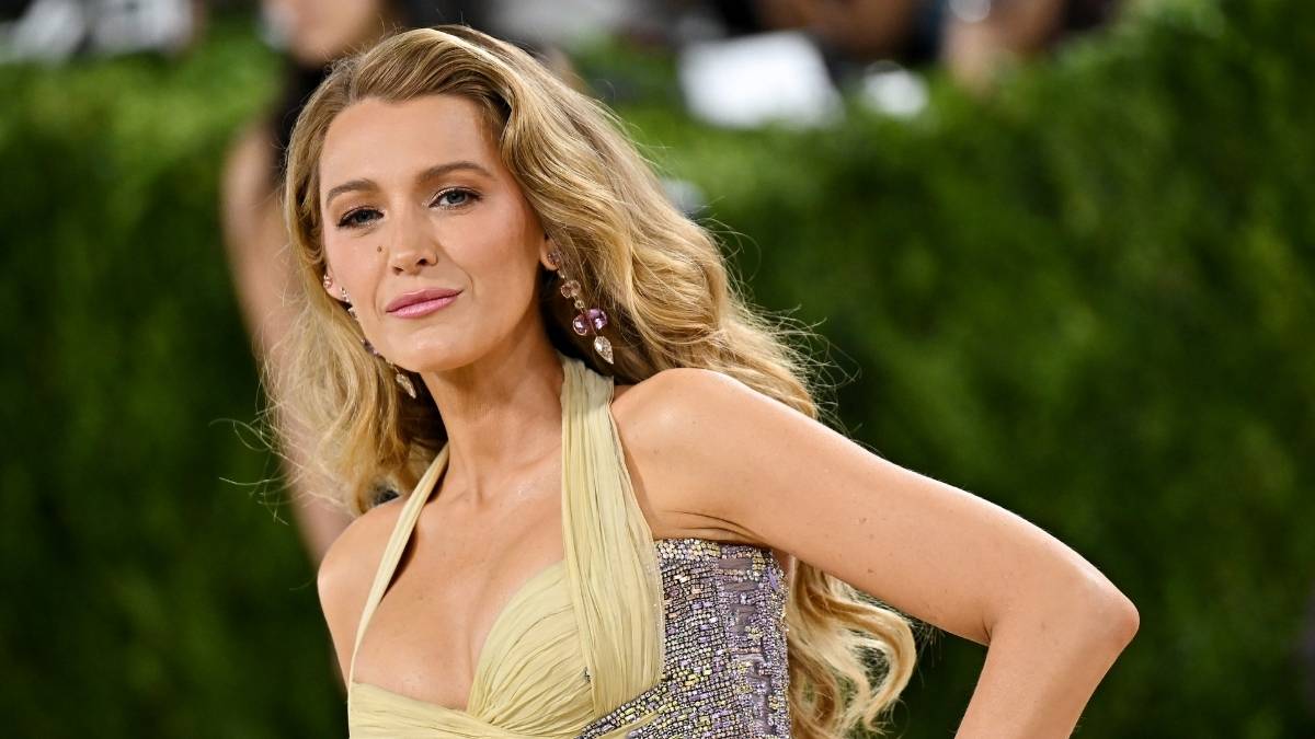 Blake Lively’s Plunging Gown Boasts a 4-Meter Skirt at the Met Gala ...