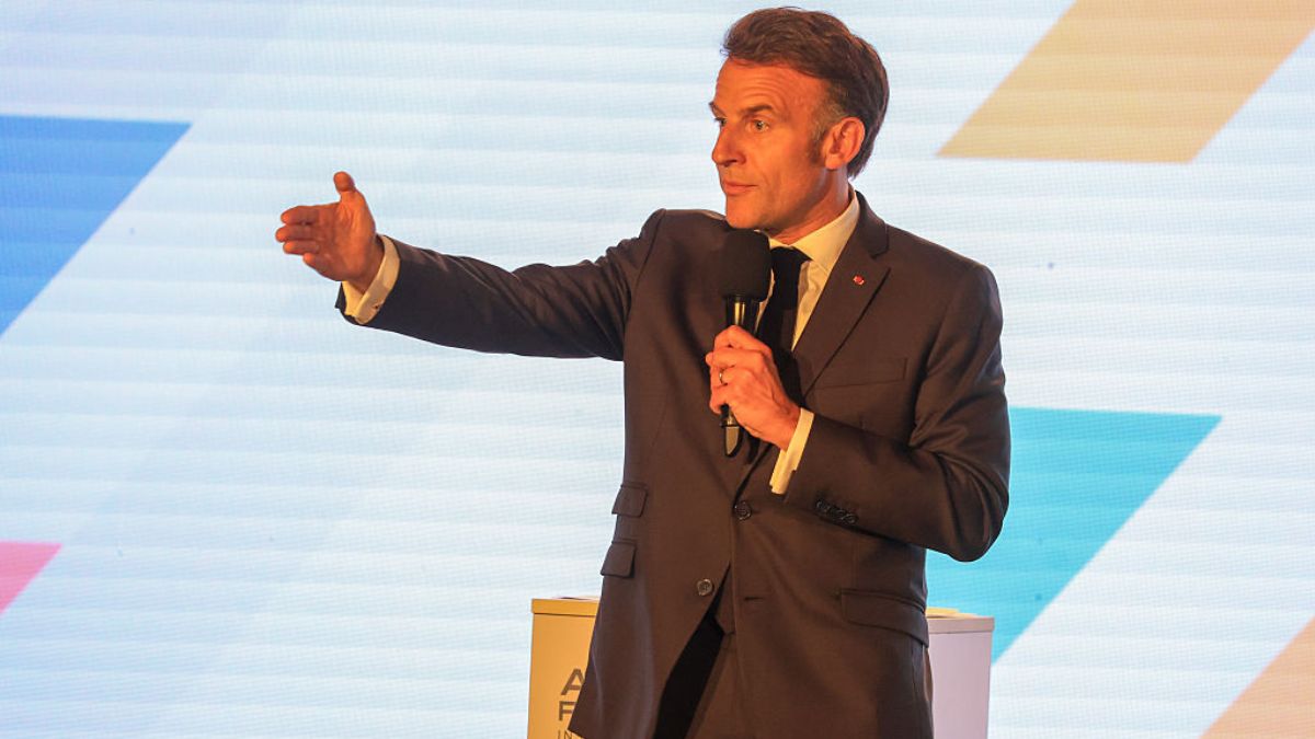 French President Macron's Wife Slapped Him Over Flirty Texts With ...