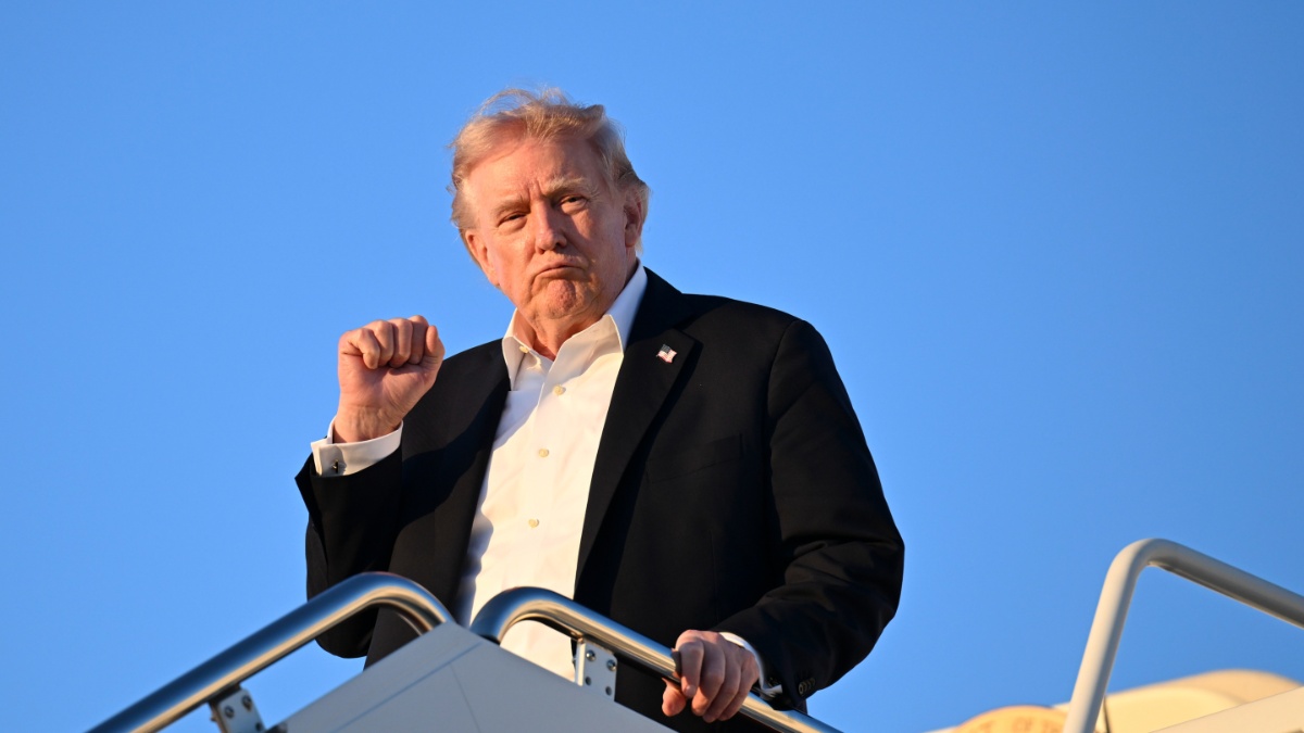 White House Posts AI Photo of Donald Trump as the Mandalorian on May 4 ...