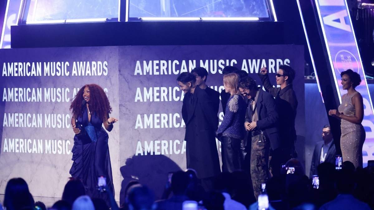SZA Fangirls Over BTS in AMAs Winning Speech - Mandatory