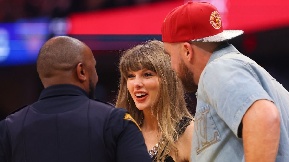 Taylor Swift Leaves Her Jacket Dangerously Unzipped at Knicks Game ...
