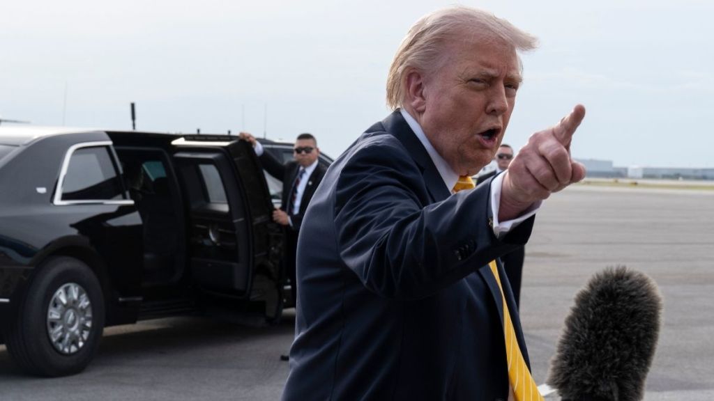 Donald Trump Slams Joe Biden & Barack Obama With Bizarre Photo - Mandatory