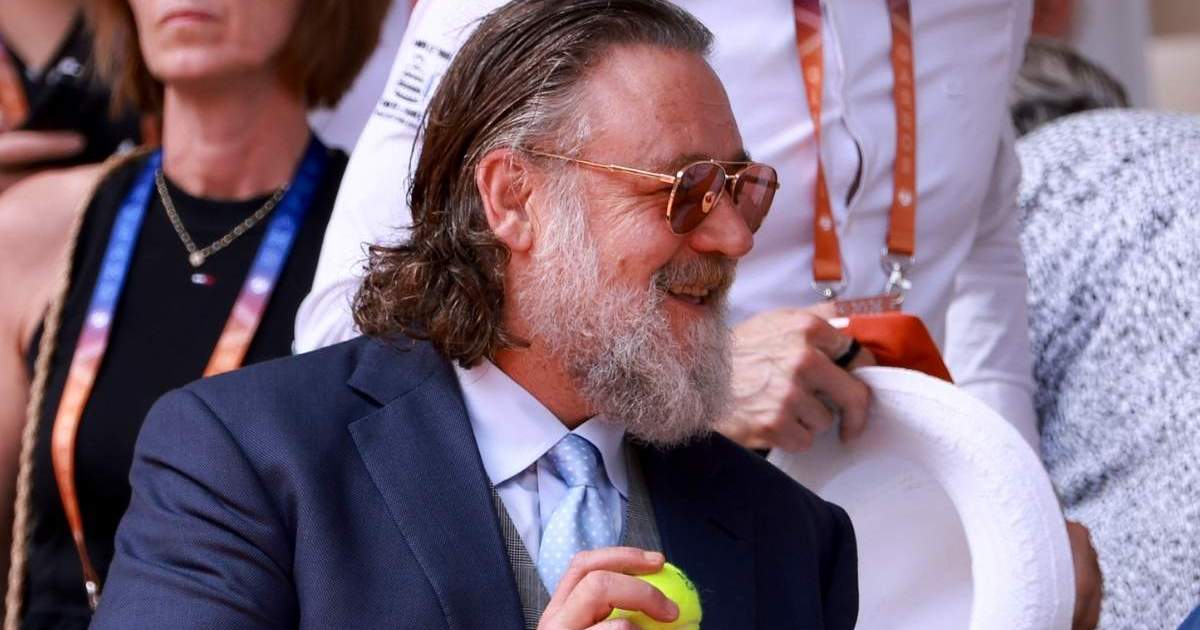 Russell Crowe Draws the Line on Autograph Requests in Heated Fan ...