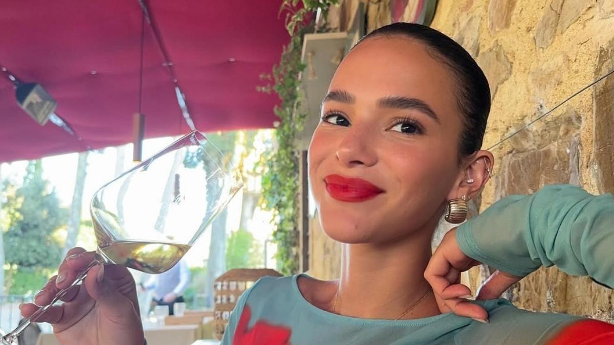 Bruna Marquezine Rocks a Skimpy Bikini in Beach Outing With Boyfriend ...