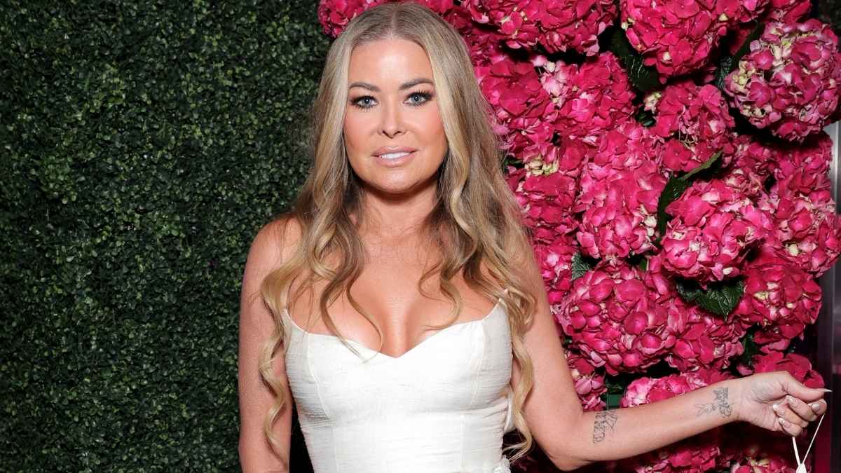 Carmen Electra’s Plunging Bodysuit Has Fans Obsessing Over Her Legs ...