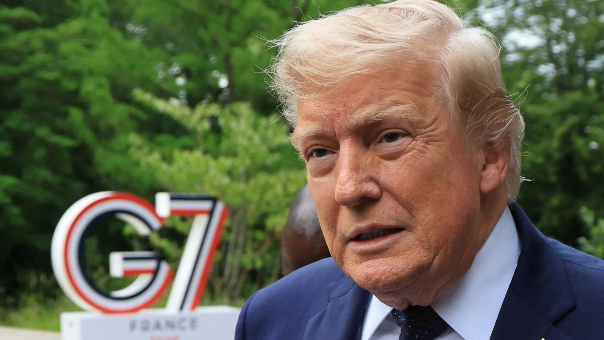 Donald Trump Appears Unsure Where to Go After G7 Group Photo - Mandatory