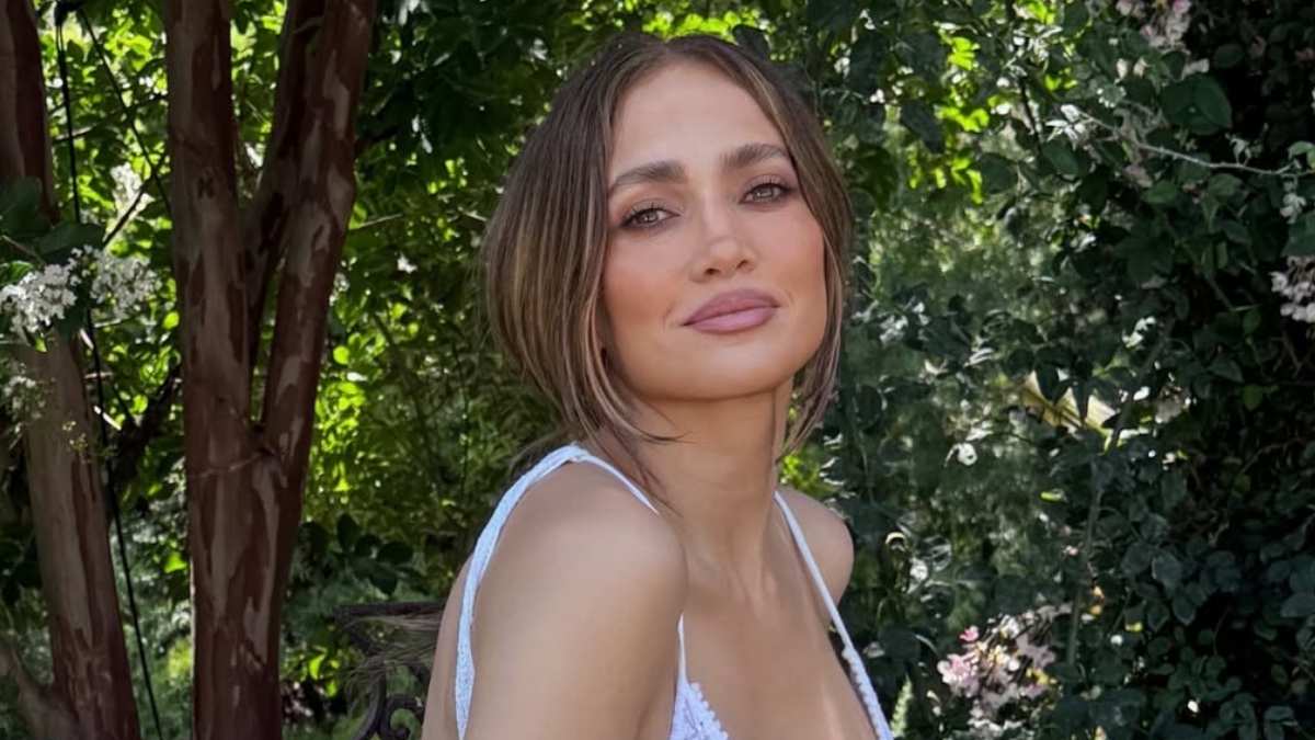 Jennifer Lopez Dusts Sand off Her Bikini-Clad Curves in Steamy Beach ...