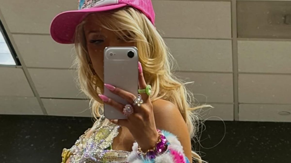Zara Larsson’s Shorts Are So Tiny It Almost Disappears Under Her Top ...
